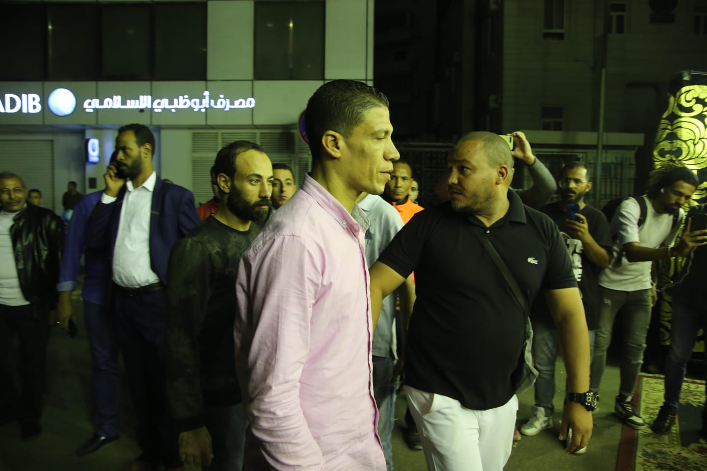 "وسـ.ـط حـ.ـراسـ.ـة"..عامـ.ـل النظـ.ـافة يحـ.ـضـ.ـر عـ.ـزاء فريد الد يب - foot dz